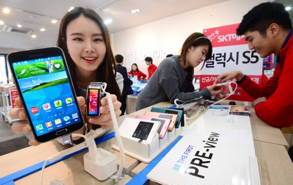 SKT-KT, ‘갤럭시S5’ 출고가 20만원 인하…‘갤럭시S6’ 출시 앞두고 대방출(?)