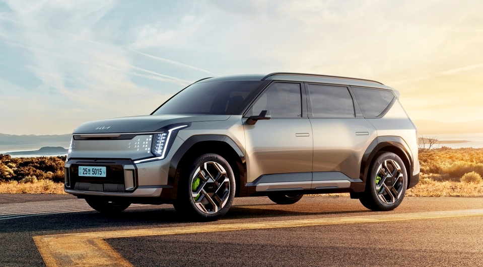 기아, 전기차 판매 확대에 팔걷어…EV9 GT 판매 개시하고, EV4 공개하고